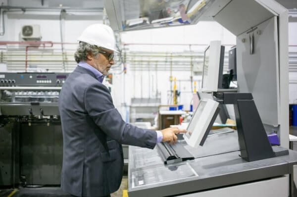 How Manufacturing Plants Use Displays for Safety and Compliance ...
